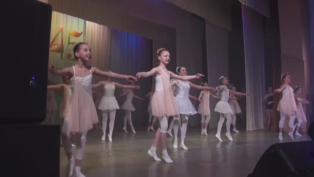 ТАНЦУЕТ МАРГАРИТА БАРСУКОВА
и ансамбль"ЛАКОМКИ"
Танец № 1.
Продолжение следует...