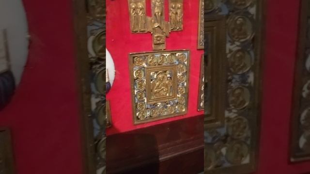 Бронзовые Распятия и иконы.