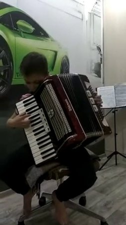 «В землянке» (музыка Константина Листова). Исполняет Давид Кухарь (преподаватель О. Е. Шуклинова)