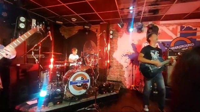 Играю песню Короля и Шута «Ром»