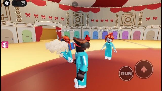 Играю в Мингл карусель в роблокс