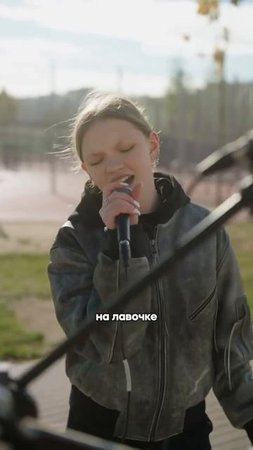 только послушайте, как она поет Как вам? Берем бэк-вокалисткой на концерт 9го ноября? #shorts