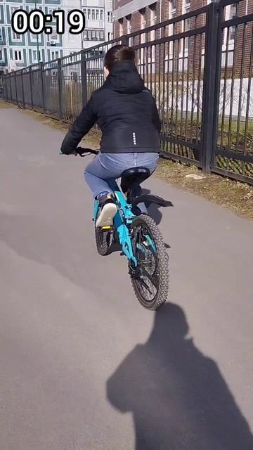 за сколько секунд мой друг сможет проехать на велосипеде?