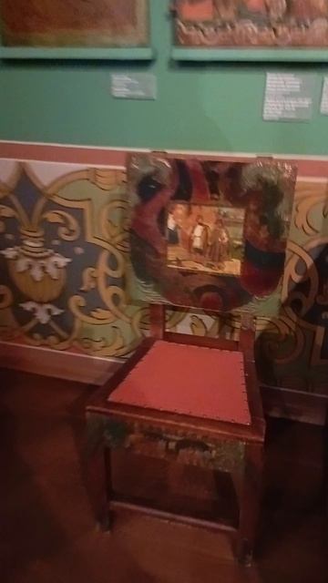 Стулья с росписями по мотивам сказки Пушкина и по эскизам Билибина.