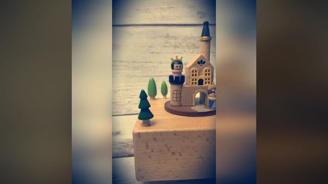 Музыкальная деревянная шкатулка карусель заводная "Дворец и карета"