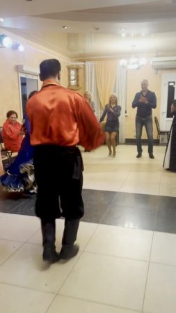 Цыгане танцуют от души на празднике