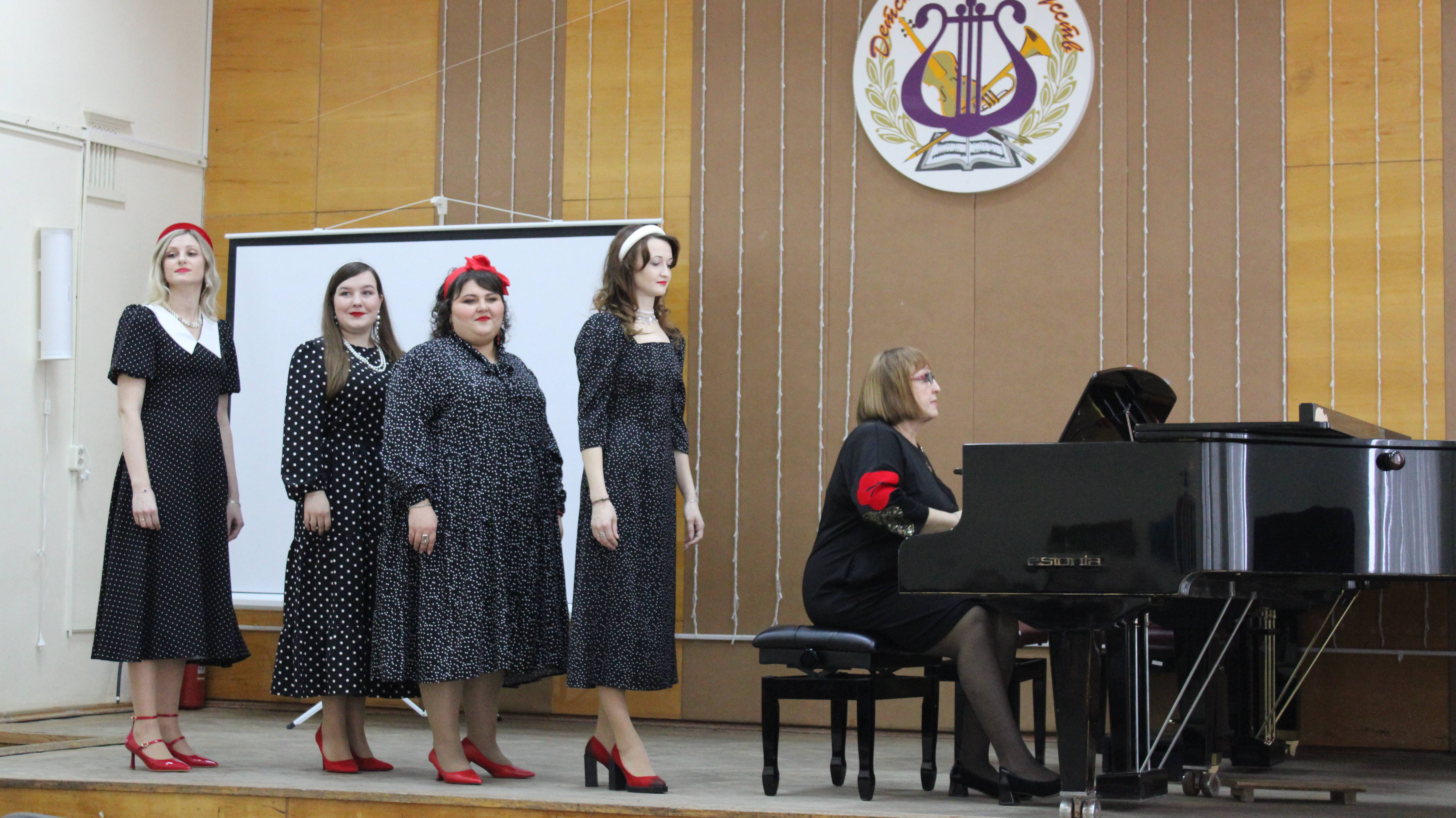 Музыка Г.Гладкова, слова В. Лугового  «Проснись и пой». Исполняет Вокальный ансамбль преподавателей