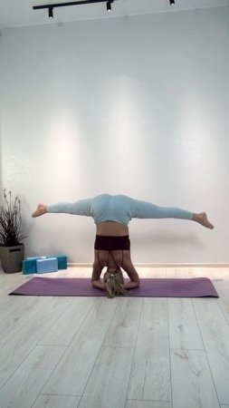 Поперечный шпагат в стойке на голове. #shorts #yoga #headstand