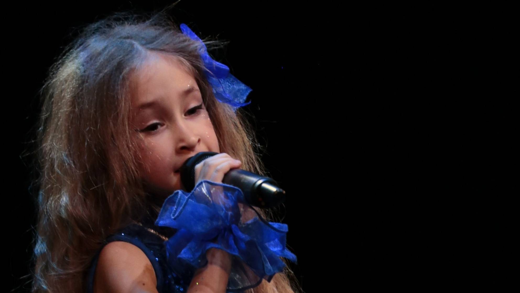 Алиса Искакова - 6 лет- "В синем море, в белой пене" (Р.Амирханян/ Р.Саакянц)