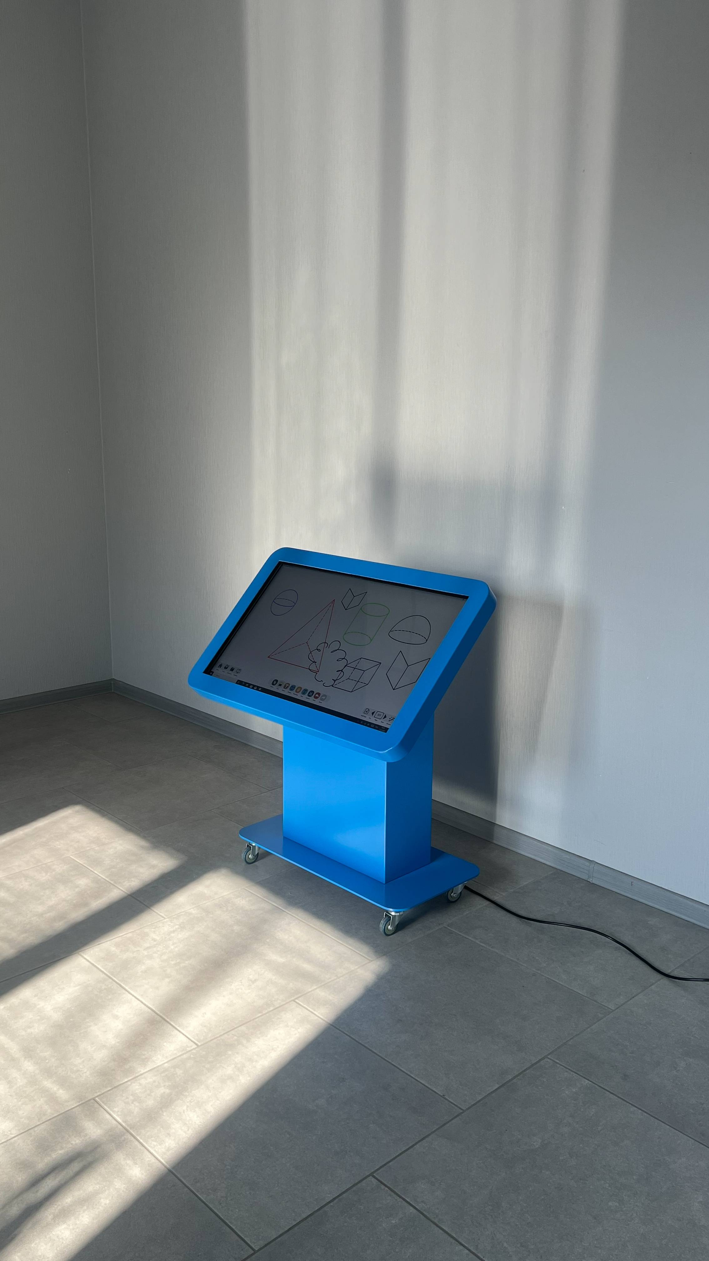 Новый интерактивный стол «AVKompleks Оникс Kids 32»