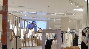 Изогнутый экран входной группы в магазине LIME в ТРЦ Авиапарк