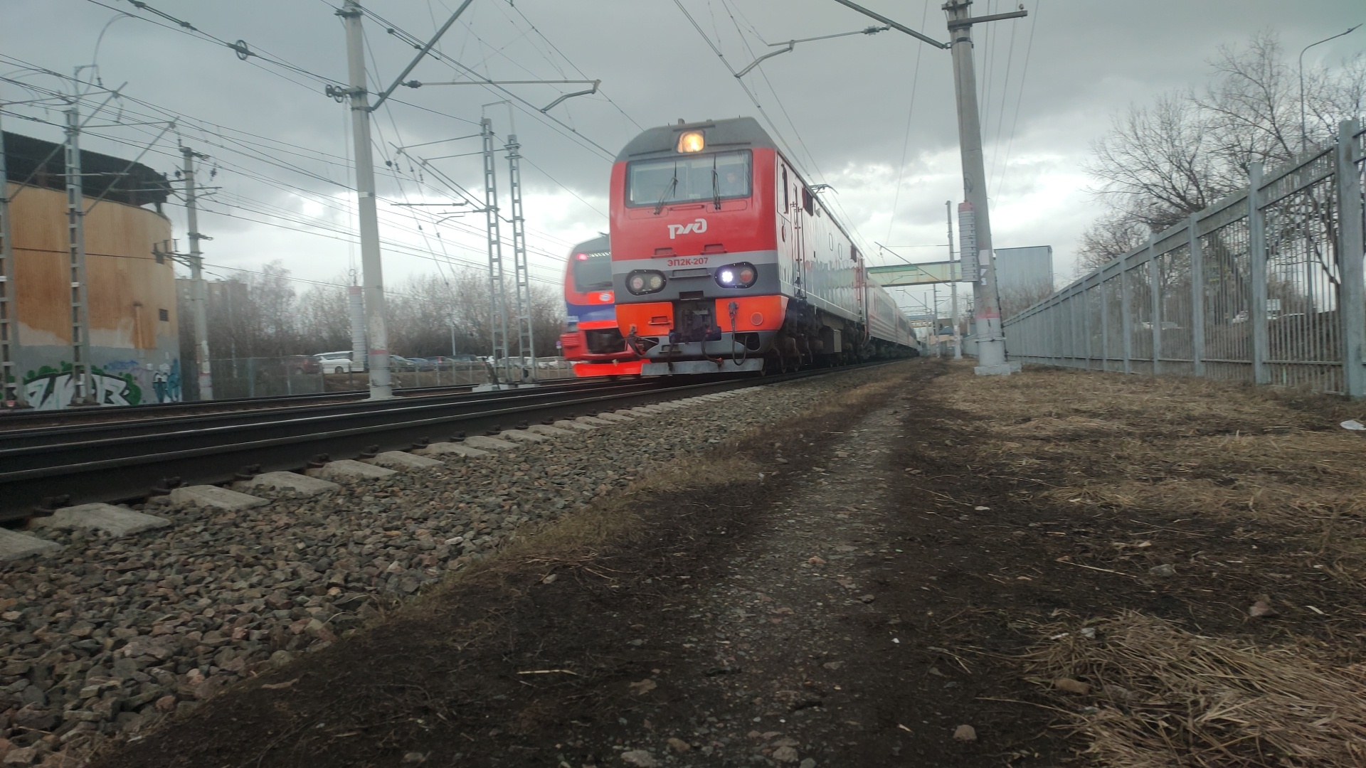 Электропоезд ЭП2Д-0288 "РЭКС" и Электровоз ЭП2К-207 на станции Косино | Мартовский пасмурный день