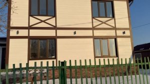 Дом в стиле шале с использованием фиброцементного сайдинга FCSPRO Wood Click F01 и F21