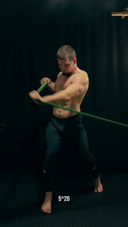 Тренировка кора с резиновым эспандером