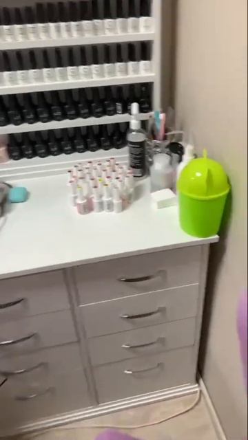 Маникюрный стол МС-130 с каретной стяжкой и полочками для лаков с галтелями. Отзыв покупателя.