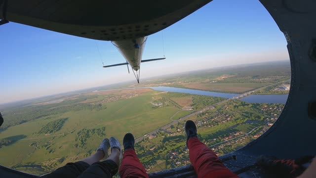 Взлет на вертолете, свесив ножки с рампы