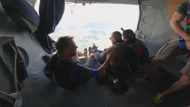 Взлет вертолета мимо красивых облаков