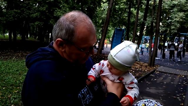 Дача, Вера, Маша, деда Саша, Гордей, Мама, Мика, хлебушек и огурец, газета, рябина.