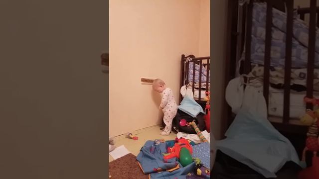 Таюша лезет к заклеенным розеткам и задорно хохочет