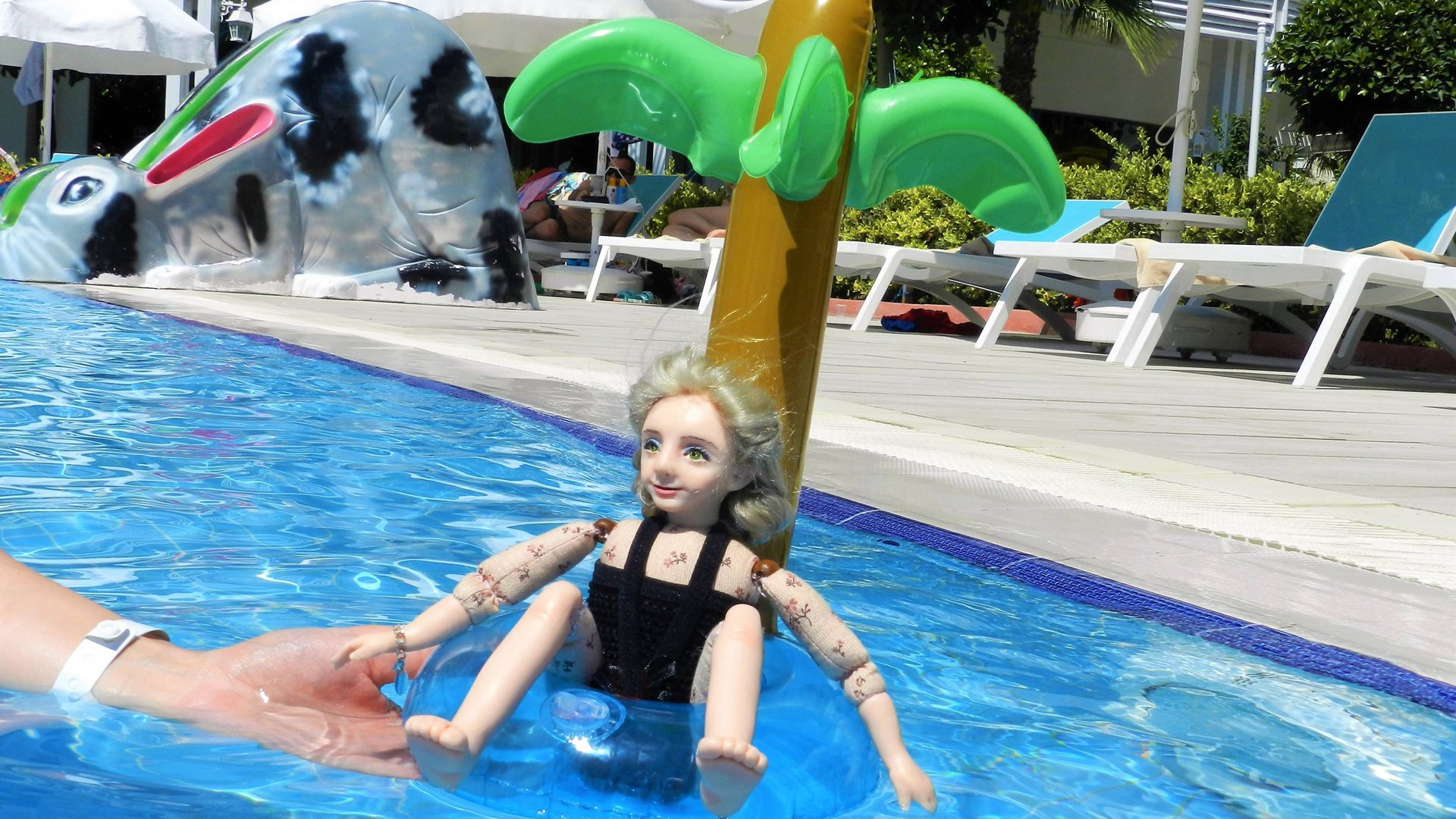 Танюшка & Со. Выпуск 37 | В бассейне под пальмой