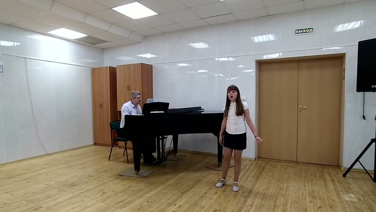 Переводной экзамен по сольному пению сдаёт ученица 3 класса детской школы искусств Евгения Козлова