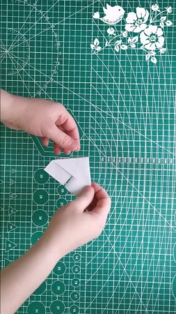 За 2 минуты из кусочка бумаги и пенопластовых шариков получилась красивая декоративная бабочка