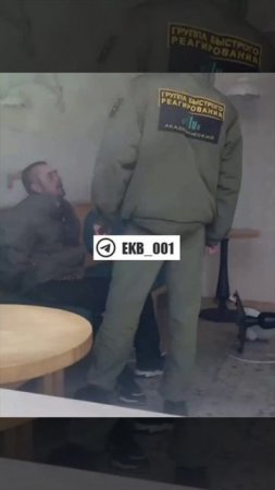 Неадекват напал на пекарню на Сахарова, 79. Он разнес мебель и зачем-то поджег вещи в туалете.