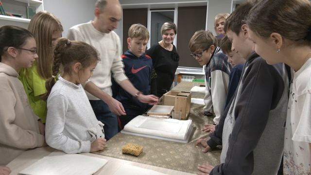 Мастер-класс по созданию бумаги провели в библиотеке им. И.Ф. Горбунова
