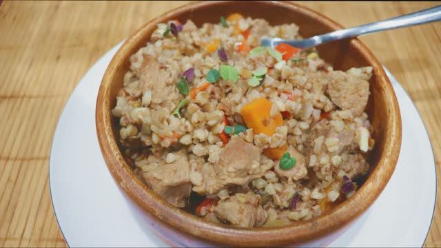 Тушеная голень индейки с гречкой и овощами. Быстро и просто