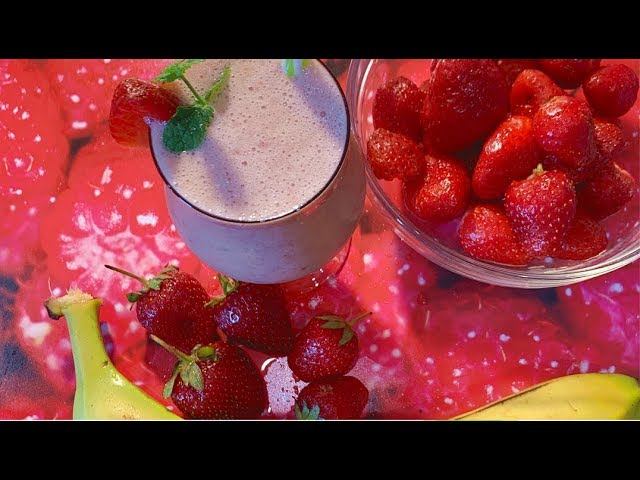 Клубничный смузи с бананом, семенами льна и чиа