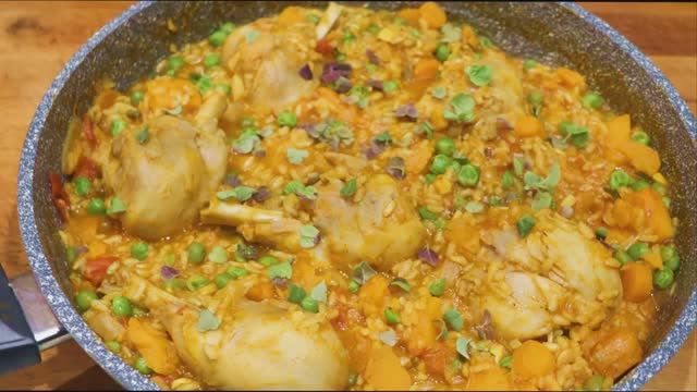 Курица с бурым рисом, тыквой и зеленым горошком