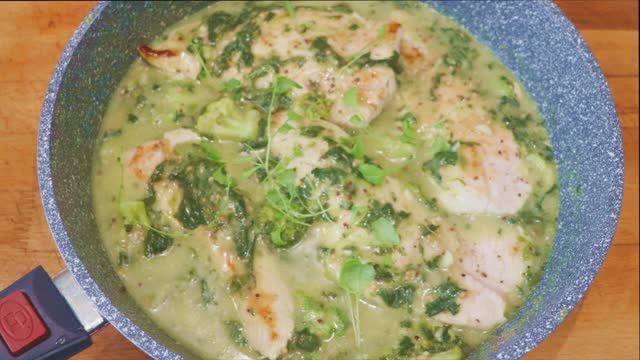 Индейка в горчичном соусе с брокколи и шпинатом