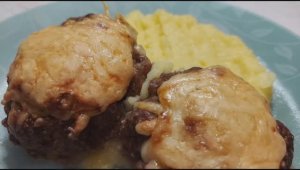 Мясные гнезда с маринованными огурчиками и сыром.  Пошаговый рецепт приготовления