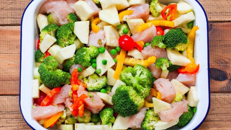 Курица запечённая с картофелем и овощами под сыром в духовке. Очень простой ужин .