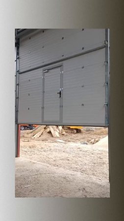 Установка промышленных секционных ворот с калиткой от компании Zaiger