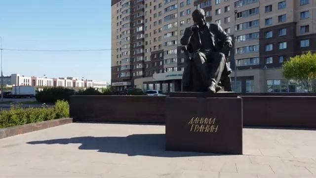 Даниилу Гранину памятник