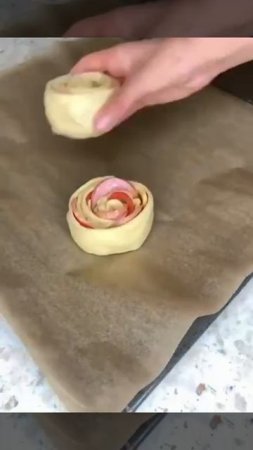 Перекус на скорую руку из слоеного теста