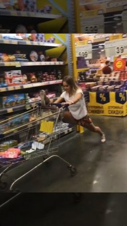 Шпагат VS наклон: гимнастка ушла в "минус" в магазине
