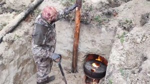 Мужчина стоит укрытие
