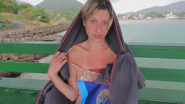 Ире холодно на пляже Бразилии в феврале