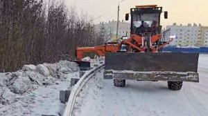 Уборка боковым отвалом снега за дорожными ограждениями
