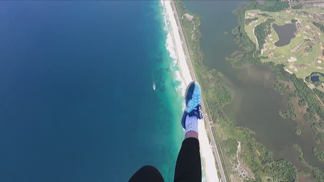 Прыжок с парашютом над пляжем недалеко от Рио Де Жанейро