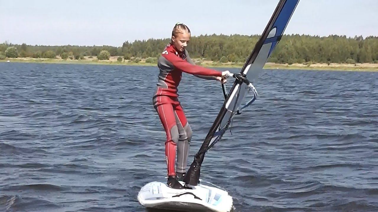 Девочка и море. Катание на виндсёрфинге..