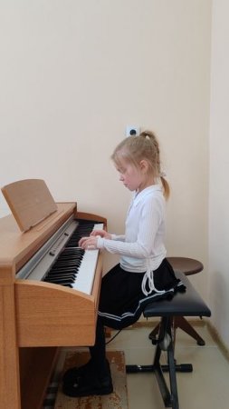Петрушину Евангелина 1 класс. Обработка Любарского "Курочка"