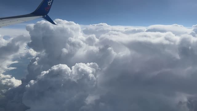 Пролетая красивые облака над югом России