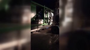 Процесс выгрузки машины по производству древесного угля