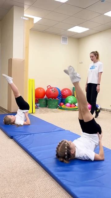 Спортивная акробатика включена в школьную программу как элемент спортивной гимнастики.