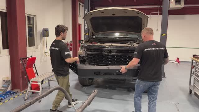 Установка силового переднего бампера BMS PRO-Line для Chevrolet Silverado 2022-2025 ZR2