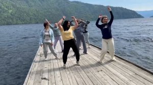 💃 Танцы Алтая: Туристы исполняют Алтанцы на фоне гор | АлтайТурМаркет