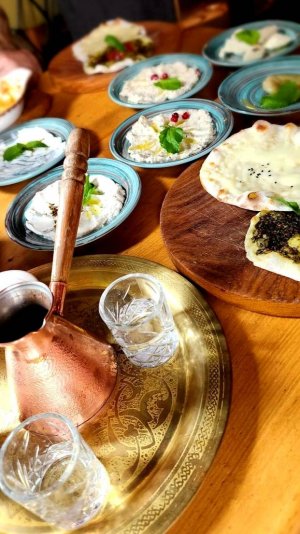 Ливанская кухня — это сочетание ярких вкусов и ароматов, характерное для средиземноморской кухни.